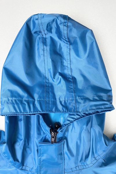 A large number of customized one-piece raincoats, order reflective ...