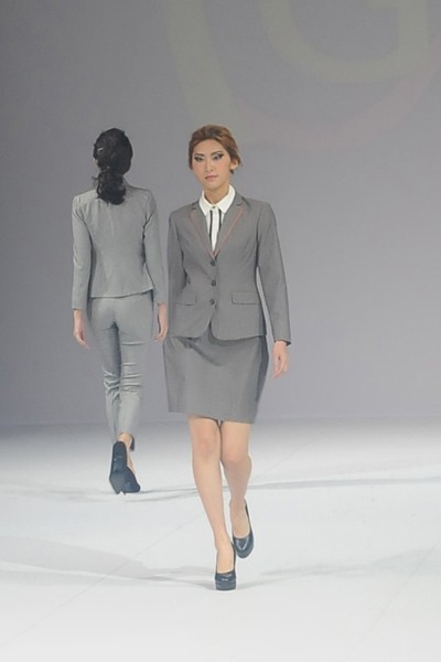 Manufacture tailor-made suit style model show live demonstration design ...